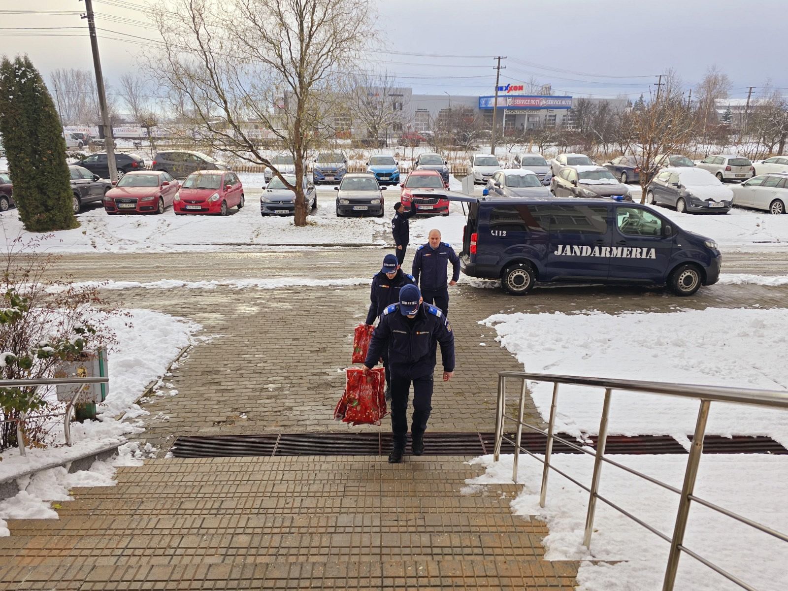 Jandarmii covăsneni, mesagerii lui Moș Nicolae pentru copiii internați ...