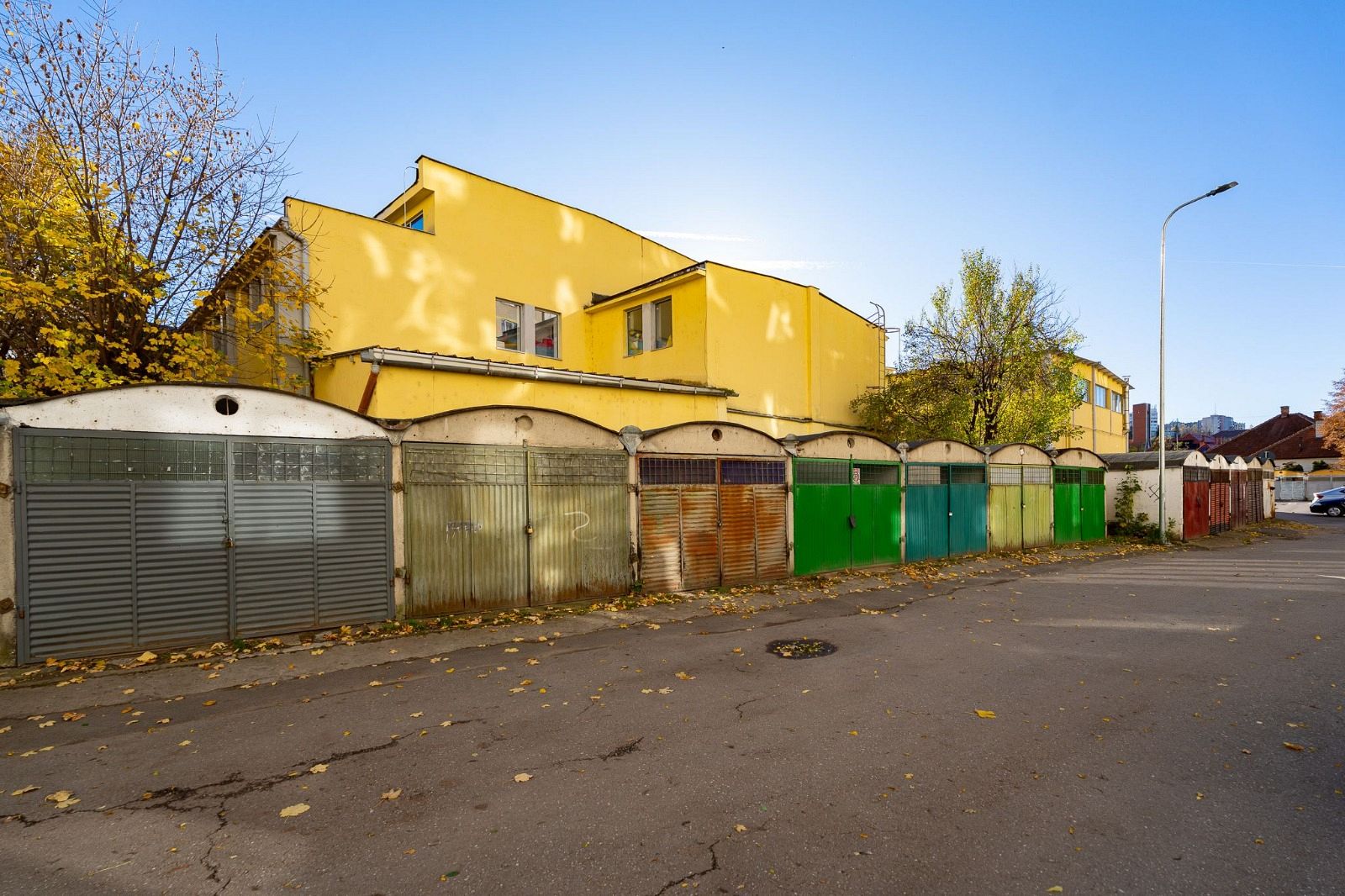 Primăria Sfântu Gheorghe reduce redevența pentru garaje la 10 euro/mp/an